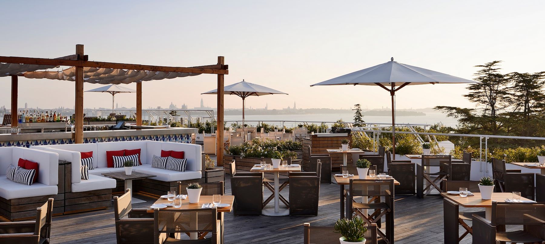 Home [www.sagrarooftoprestaurant.com]